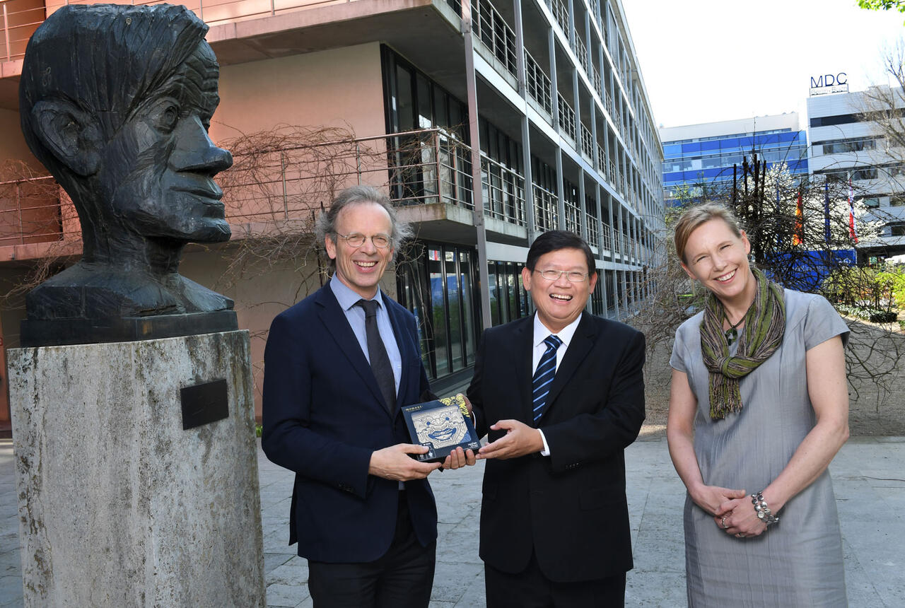 Thailands Wissenschaftsminister besucht Campus Berlin-Buch | Max ...