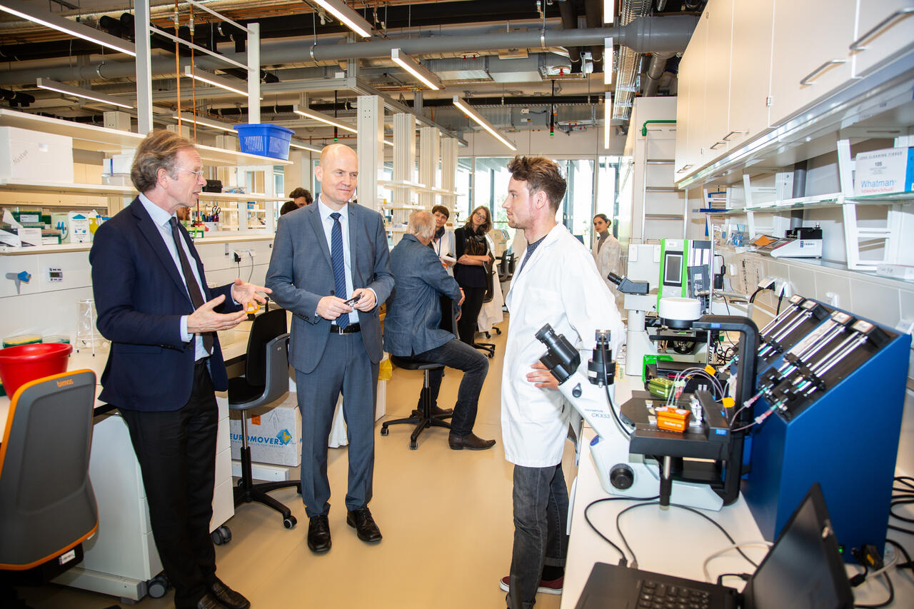 Unions-Faktionschef Brinkhaus besichtigt MDC in Berlin-Mitte | Max ...