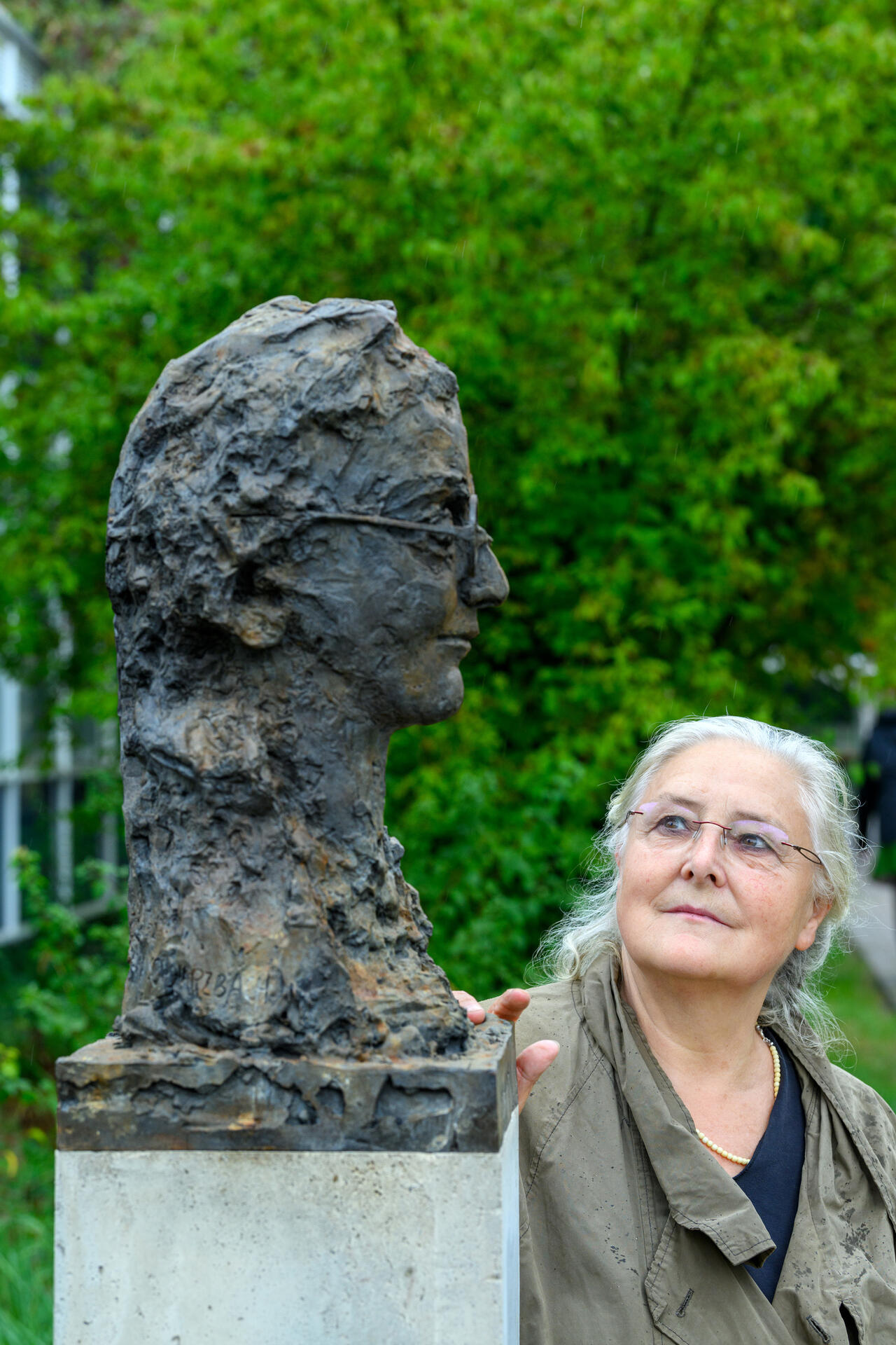 Sculptures of Marthe and Marguerite Vogt unveiled | Max Delbrück Center
