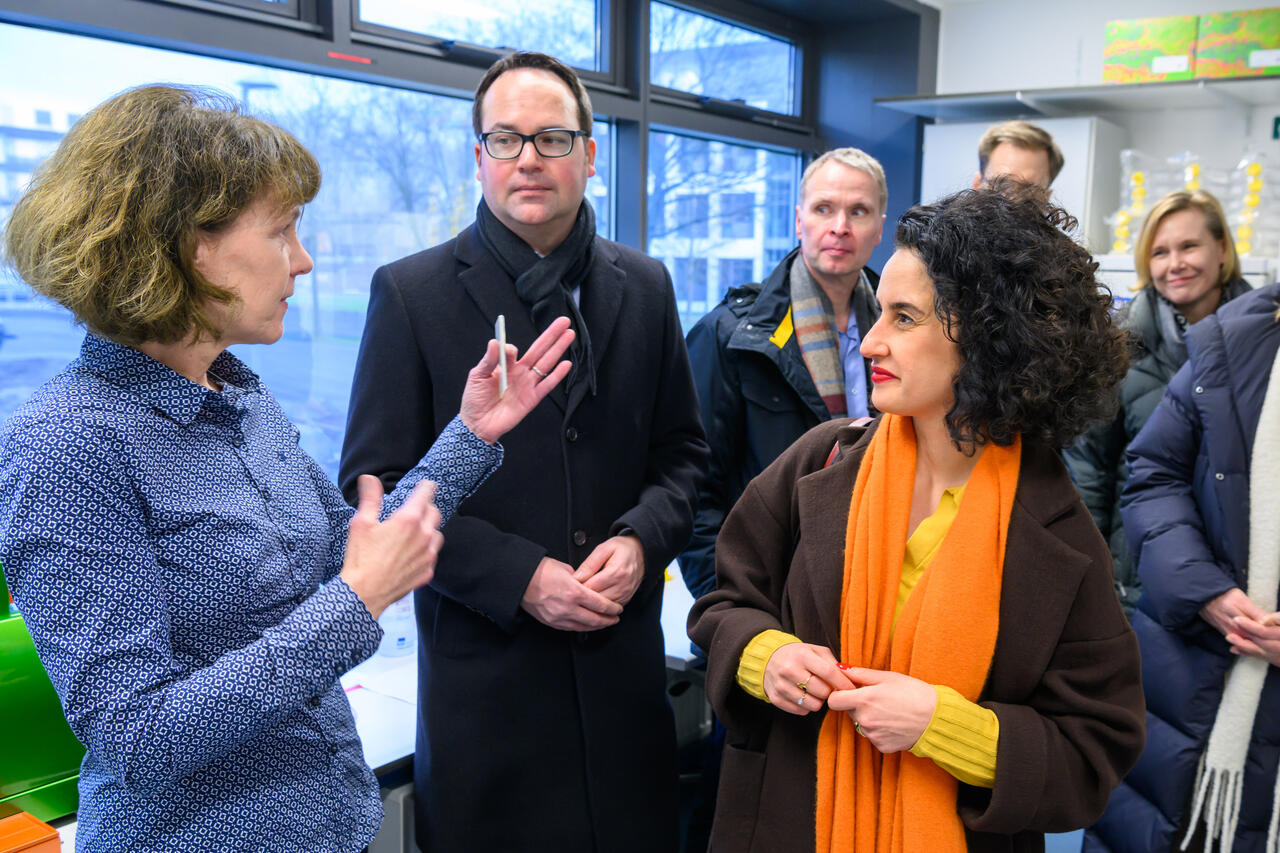 Staatssekretärin Naghipour besucht Campus Berlin-Buch | Max Delbrück Center