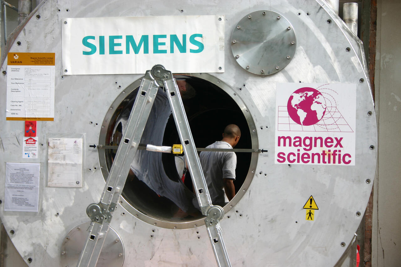 7-Tesla-Ganzkörper-Magnet-Resonanz-Tomograph nach Berlin-Buch geliefert ...