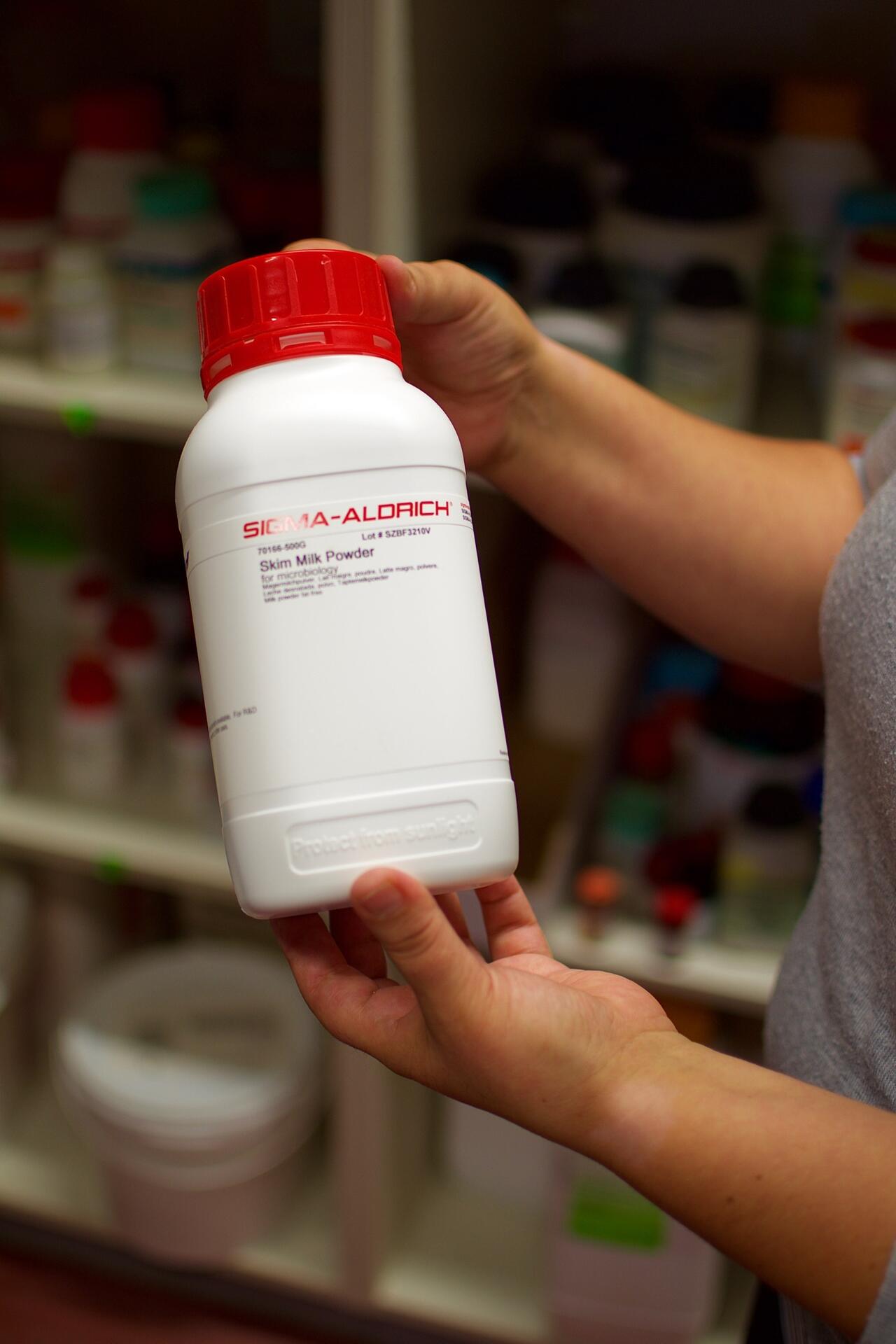 #LabHacks: Blocking sticky proteins with milk powder | Max Delbrück Center